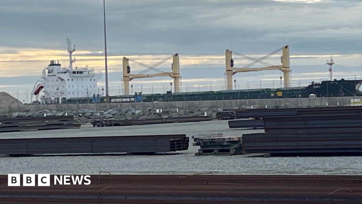 Damaged ship with cargo of fertiliser docks in Great Yarmouth - BBC News