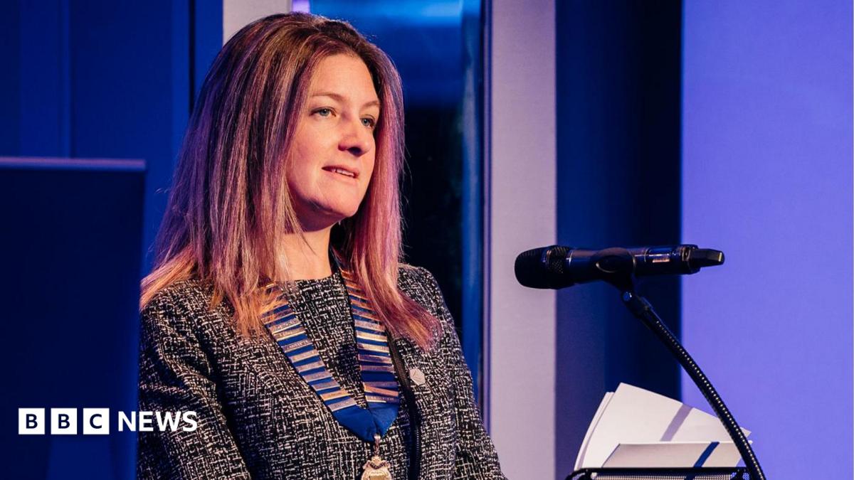 Business lobby group calls for cut to Manx government pay bill - BBC News
