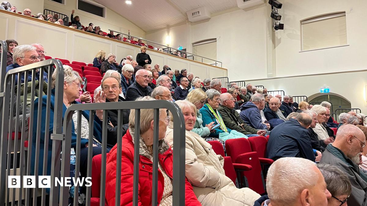 Dereham residents express concern over closure of GP surgery - BBC News