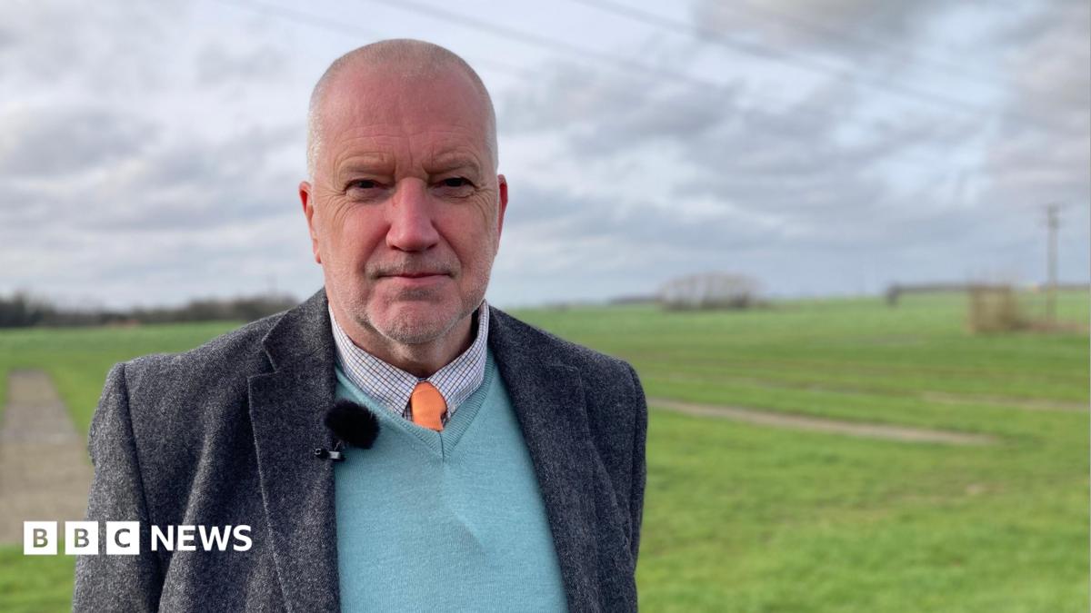 'We don't need a small town here,' say Grimsby West opponents - BBC News