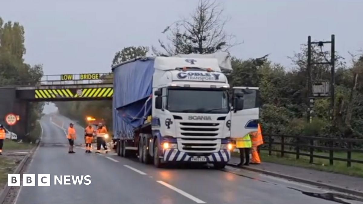 Hinckley A5 reopens after lorry crashes into bridge - BBC News