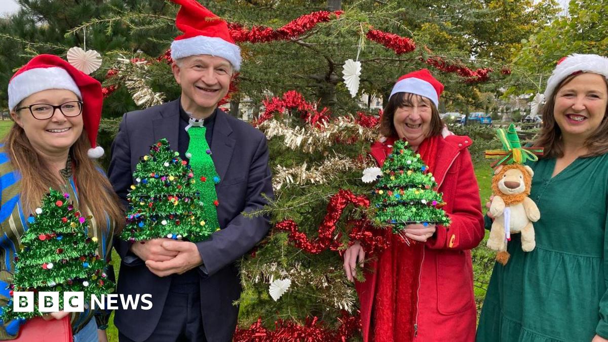 Leamington Spa Christmas tree festival returns for third year - BBC News