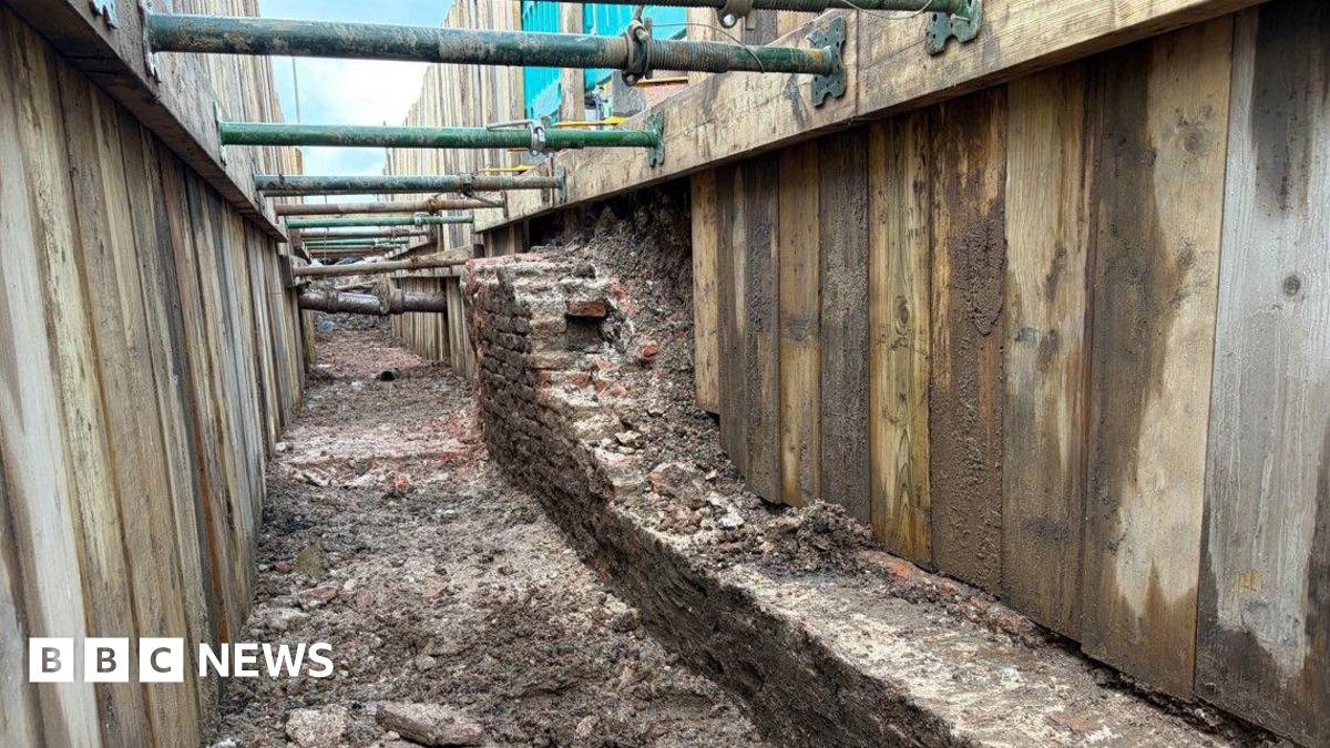 Hull's medieval town wall uncovered, giving glimpse of past - BBC News