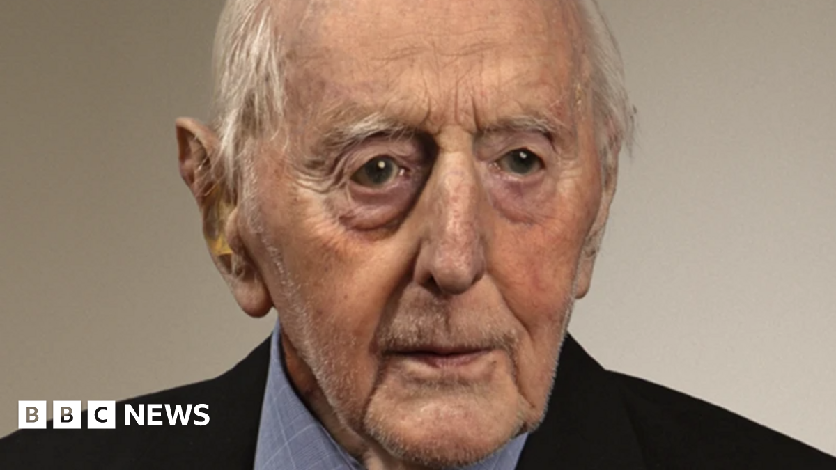Tribute to D-Day pilot who was afraid of heights - BBC News
