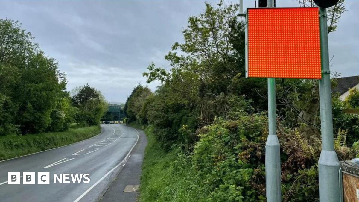 Digital red flag system to be tested ahead of Manx Grand Prix - BBC News