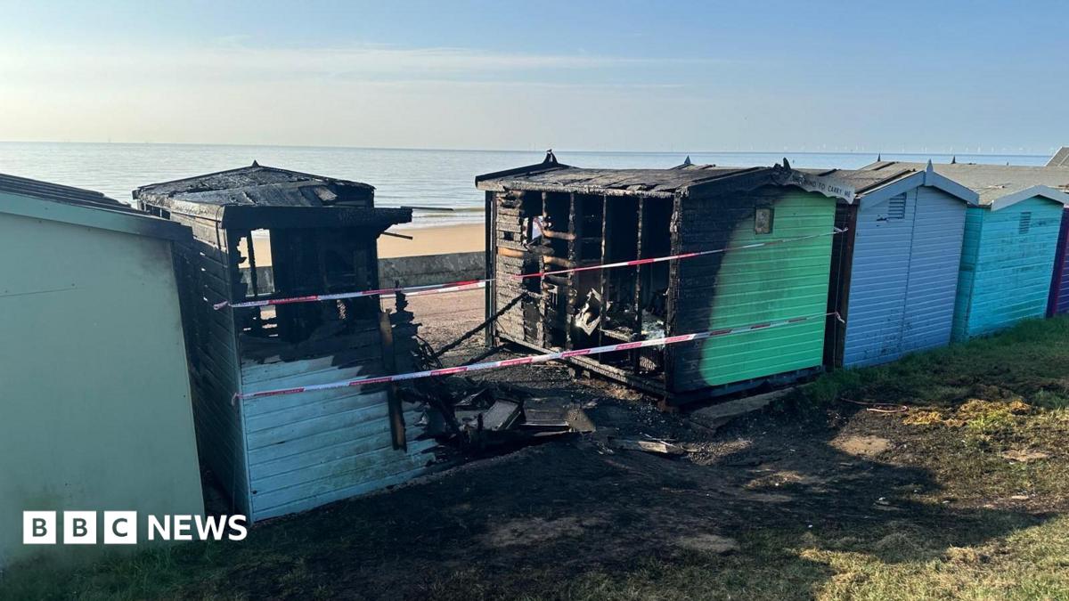 Disposable barbecue in bin blamed for Essex beach huts fire - BBC News