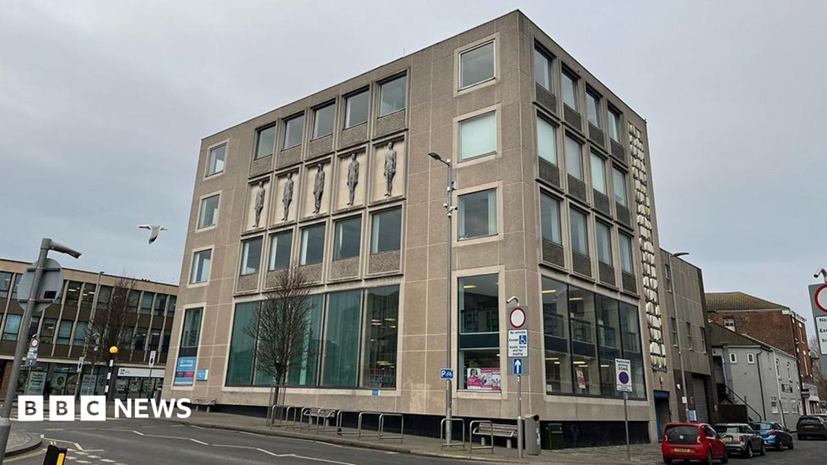 Council to put aside £10m for permanent library in Grimsby - BBC News