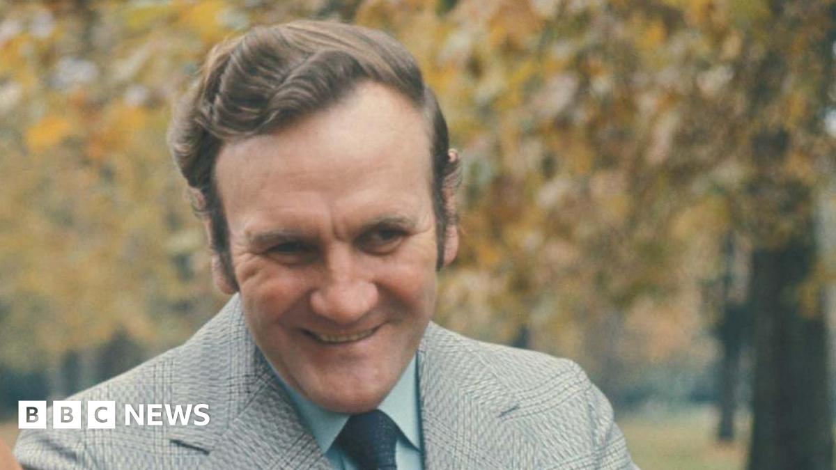 Former England manager Don Revie to receive hometown honour - BBC News