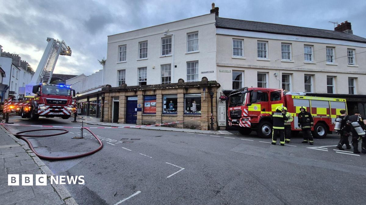 Firefighters work through the night at Co-op fire in Tavistock - BBC News