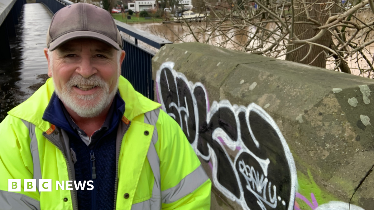 Call for action over graffiti in Upton-upon-Severn - BBC News