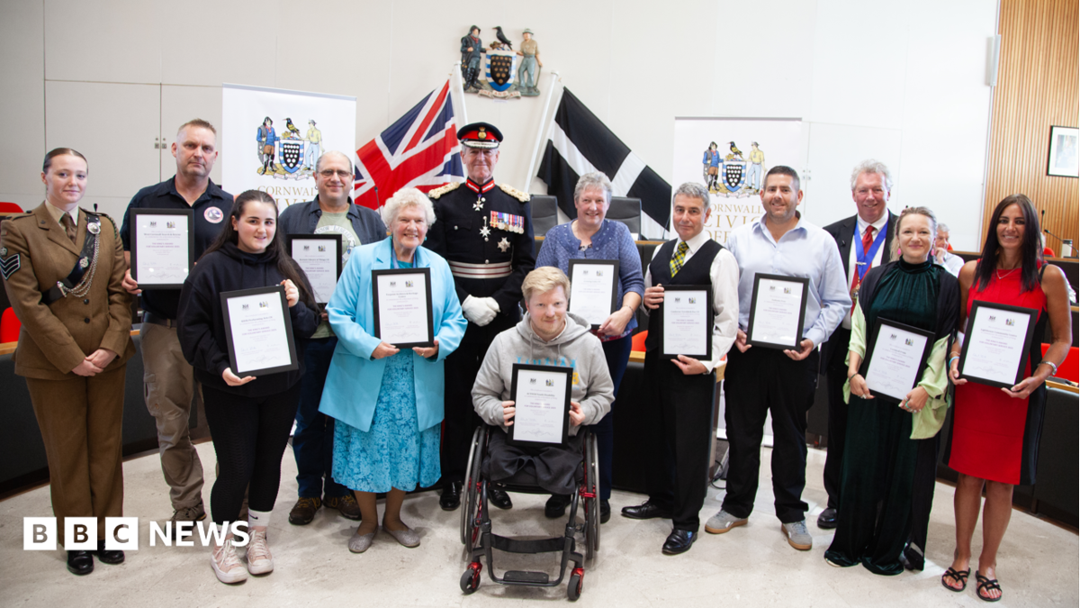 Cornish volunteers nominated for King's Award - BBC News