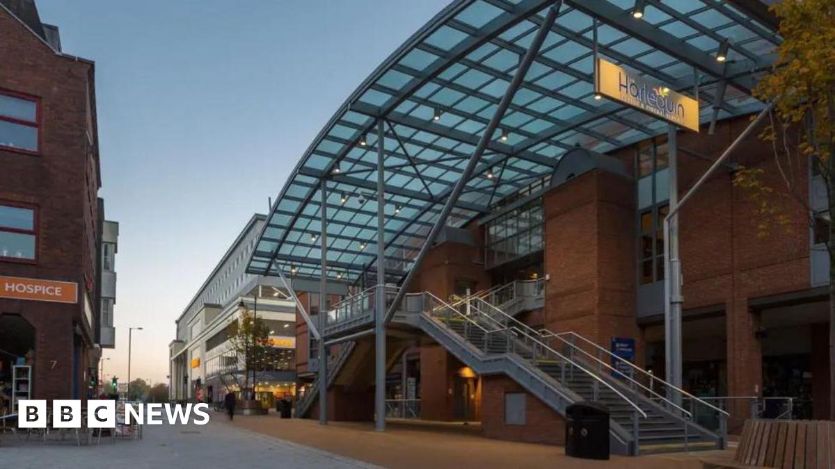 Erome chiquinha she was juggling three phones one after