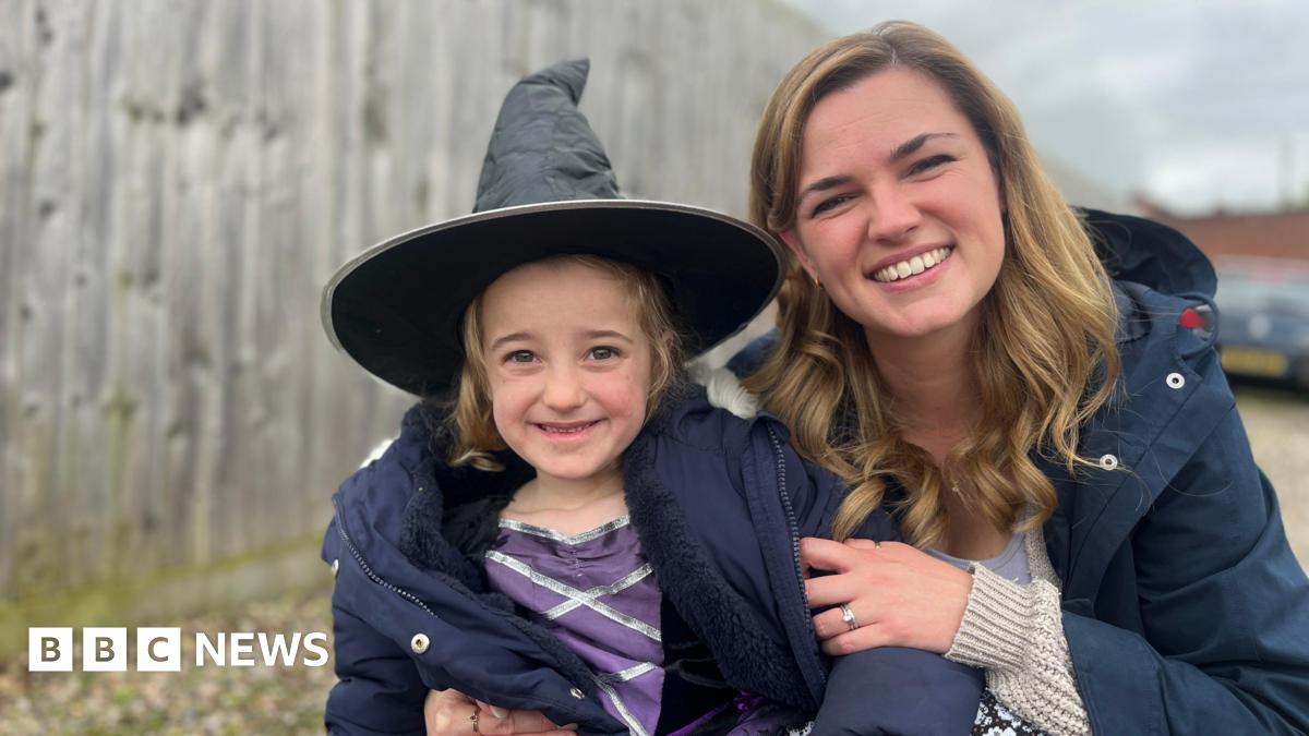 Malvern neighbours learn British Sign Language for deaf girl - BBC News