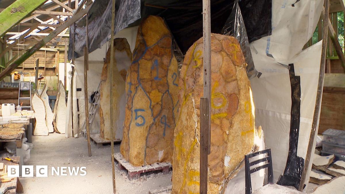 Modern bronze monoliths to become a Newquay 'pilgrimage' - BBC News