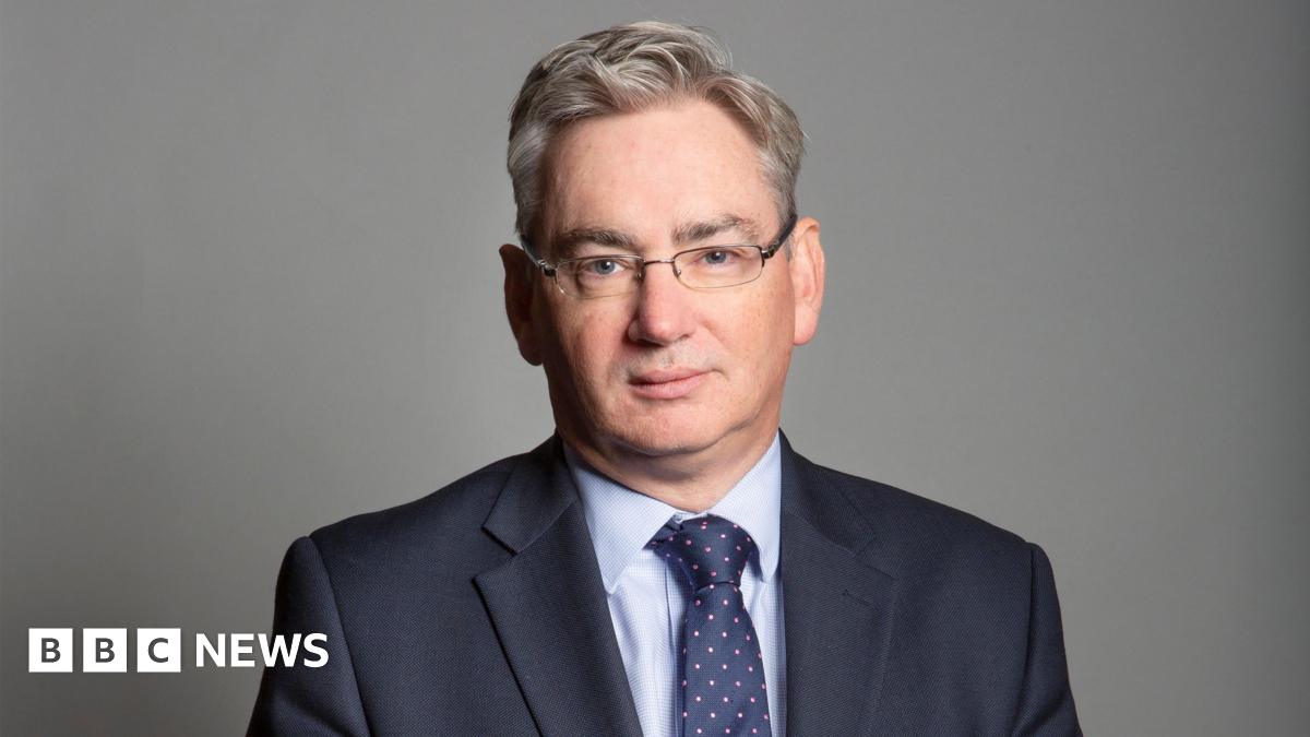 Ex-Tory MP Julian Knight to stand as independent - BBC News