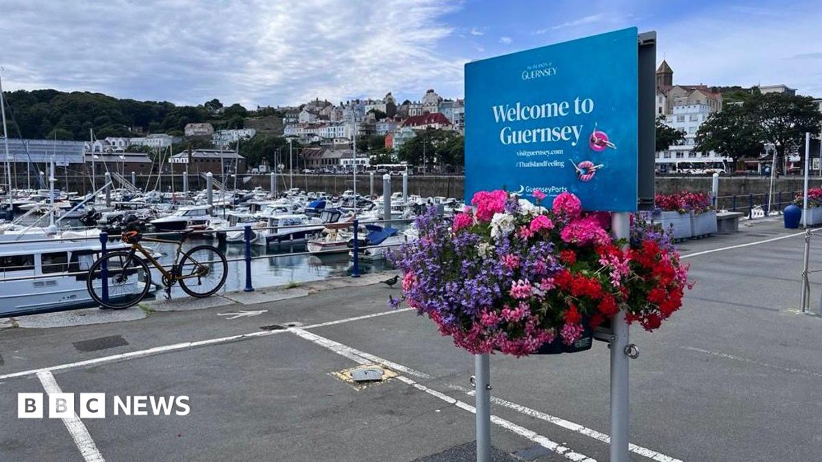 Guernsey sees 15,000 journeys over bank holiday - BBC News