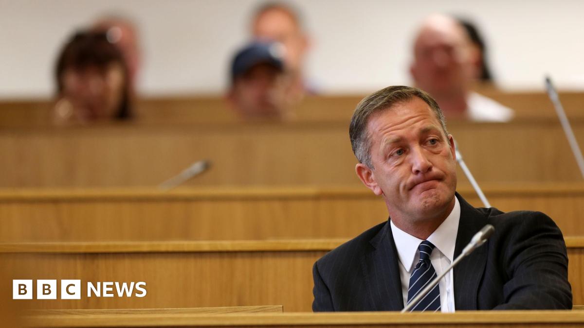 Rotherham Council to keep photo of disgraced former mayor - BBC News
