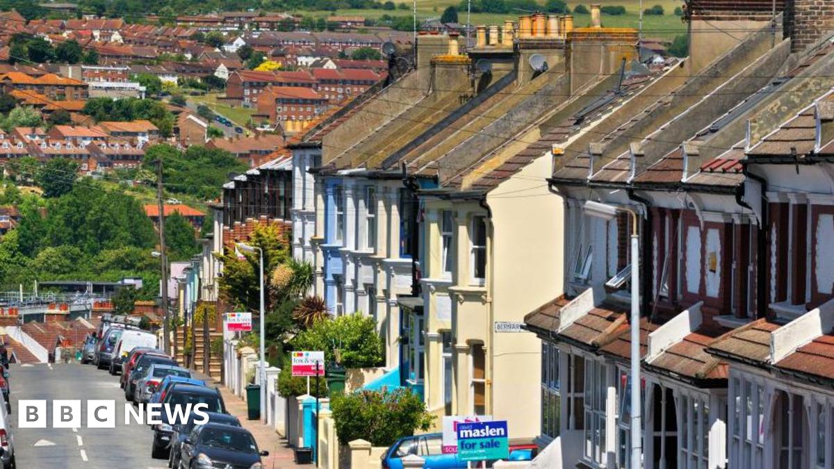 Brighton council proposes landlord licensing scheme - BBC News