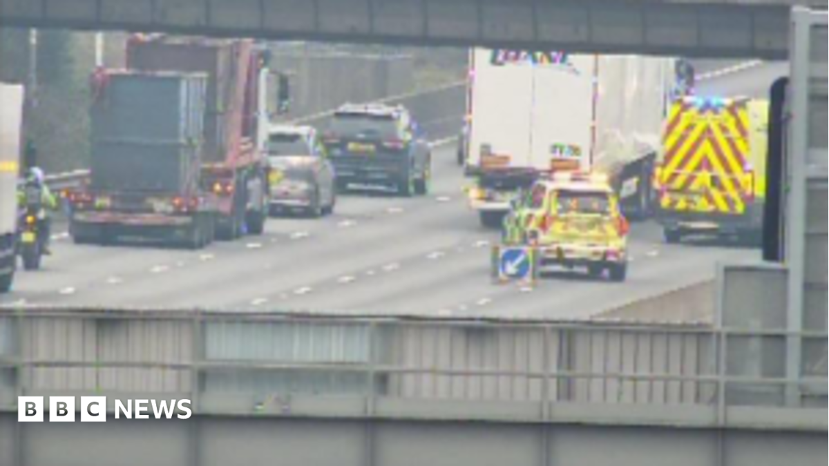 Delays on M1 motorway near East Midlands Airport after crash - BBC News