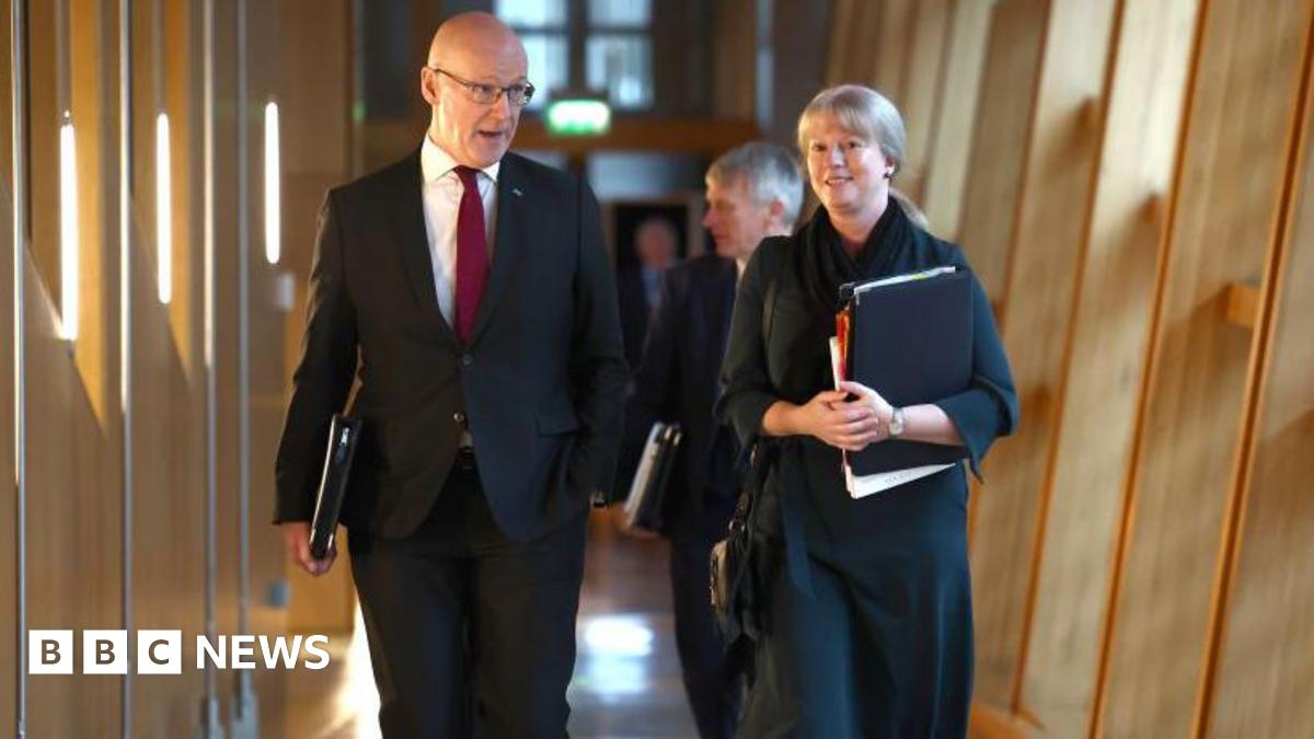 Scottish Greens and Lib Dems agree to back Scottish budget - BBC News