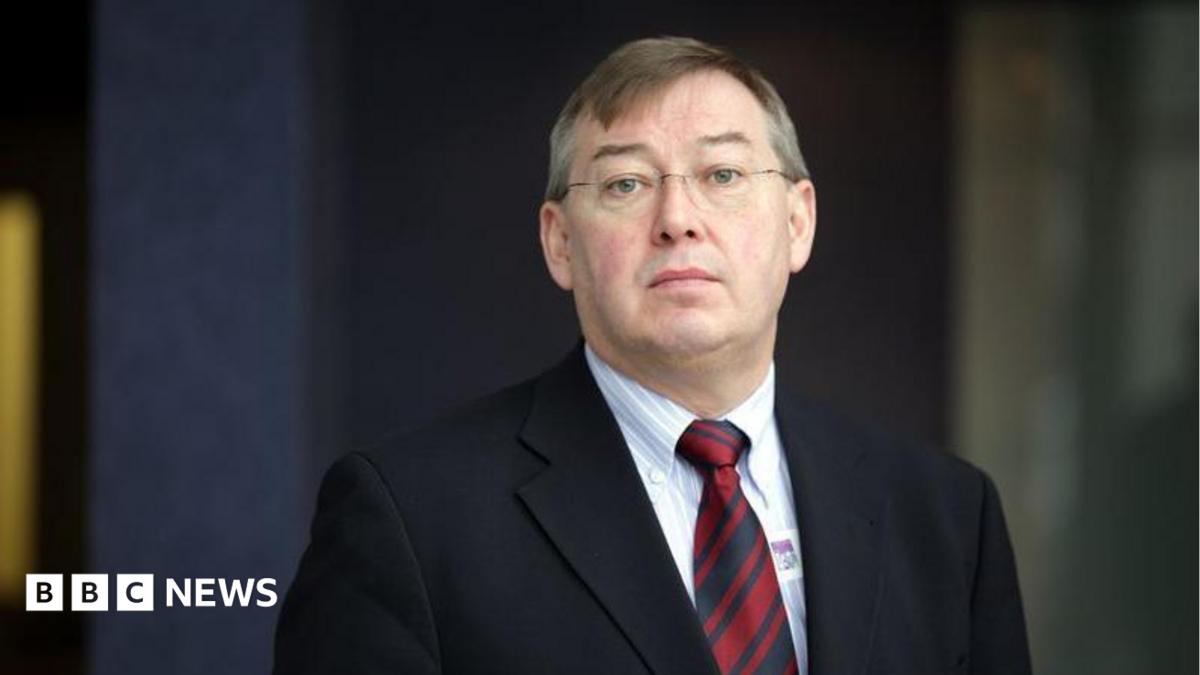 Gateshead MP Ian Mearns to retire after 41 years in politics - BBC News