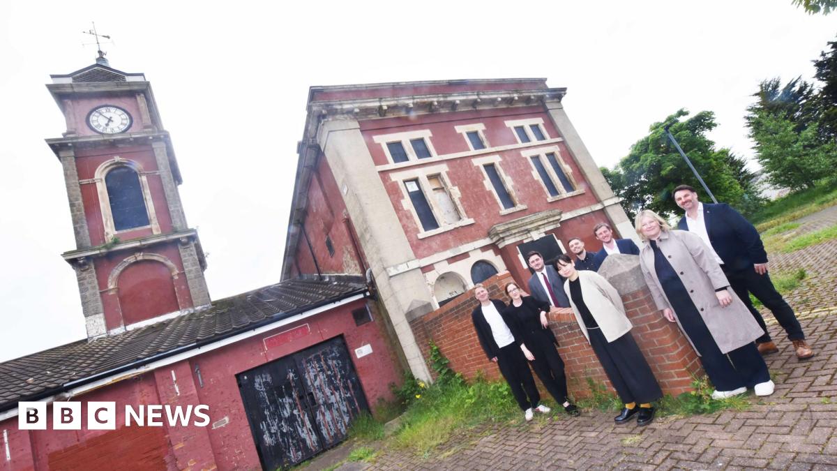 Tours delve into history of Middlesbrough's Old Town Hall - BBC News