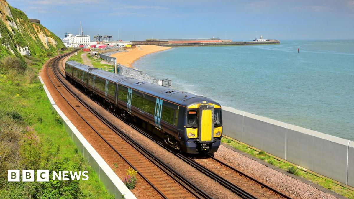 Southeastern rail firm boosts seaside services over holidays - BBC News