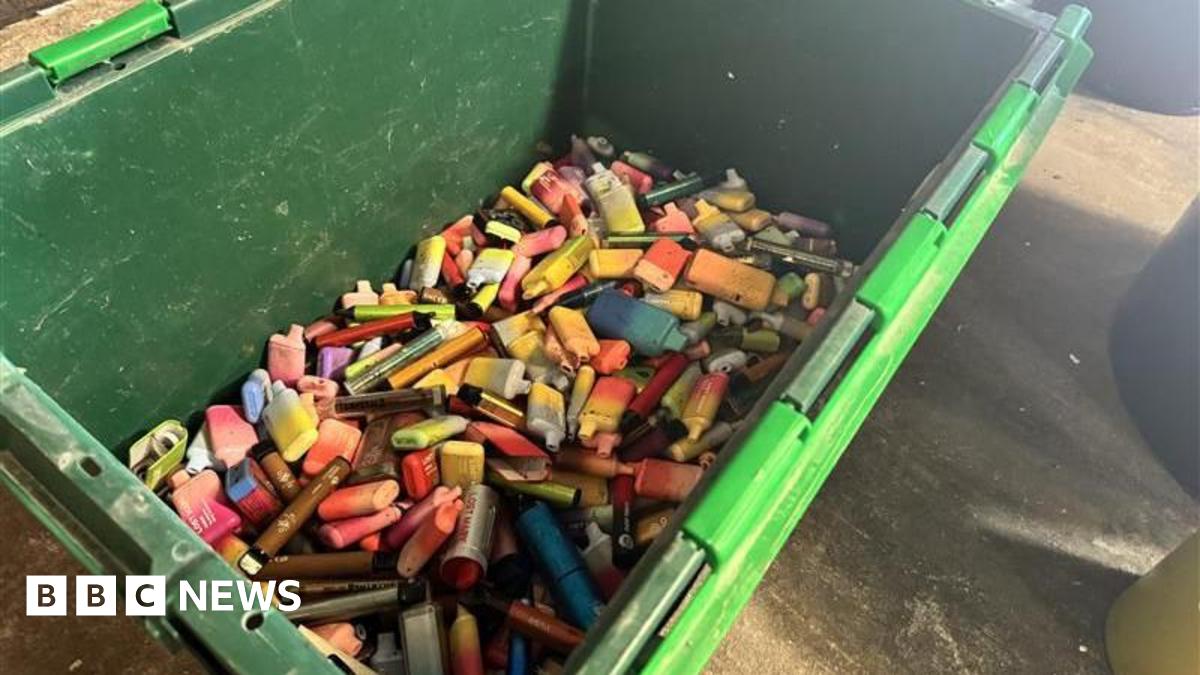 Guernsey recycling contamination concerning, says firm - BBC News