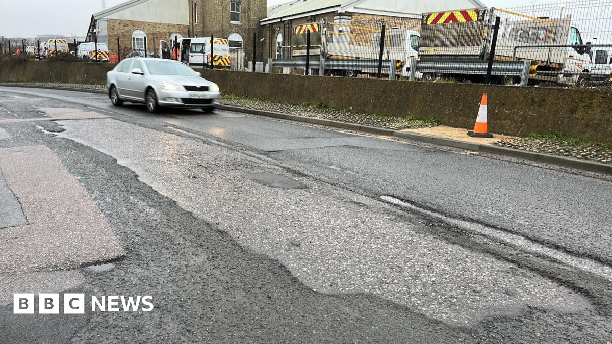 South East: Cost of fixing pothole-damaged cars hits record high - BBC News