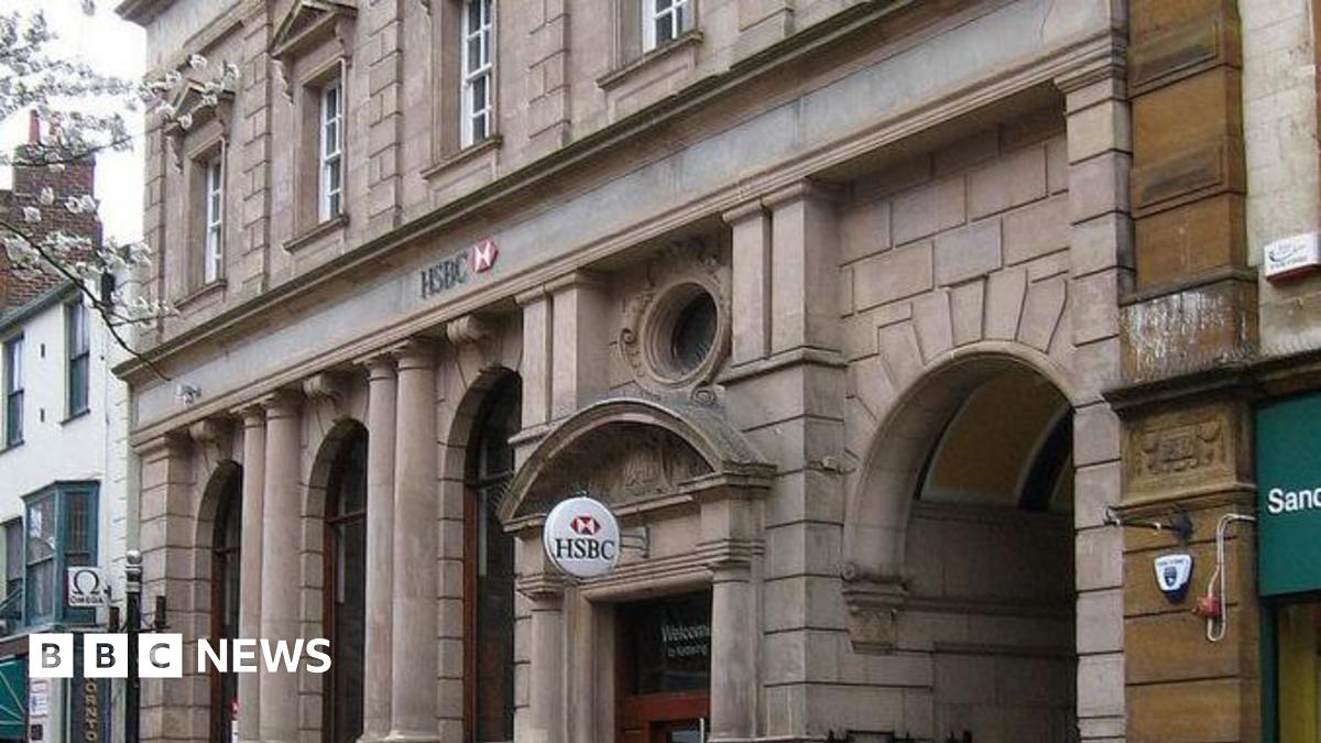 Kettering teenagers arrested after three town centre fires - BBC News