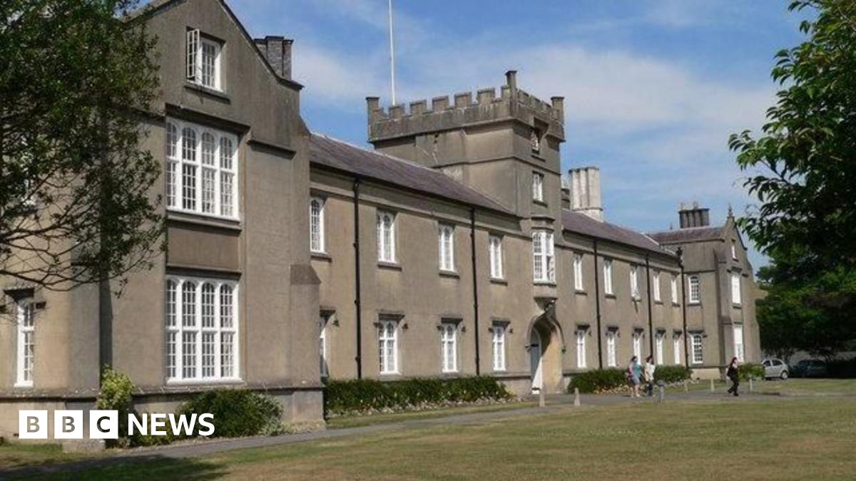Lampeter: University education at Wales' oldest campus ends - BBC News