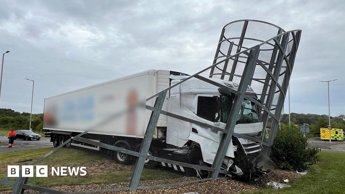 Drivers fined for taking photos of Haverhill lorry crash - BBC News