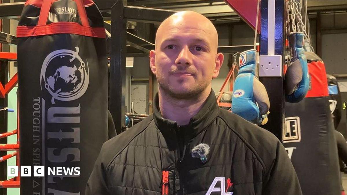 Kirkham boxer aims to inspire young people through sport - BBC News