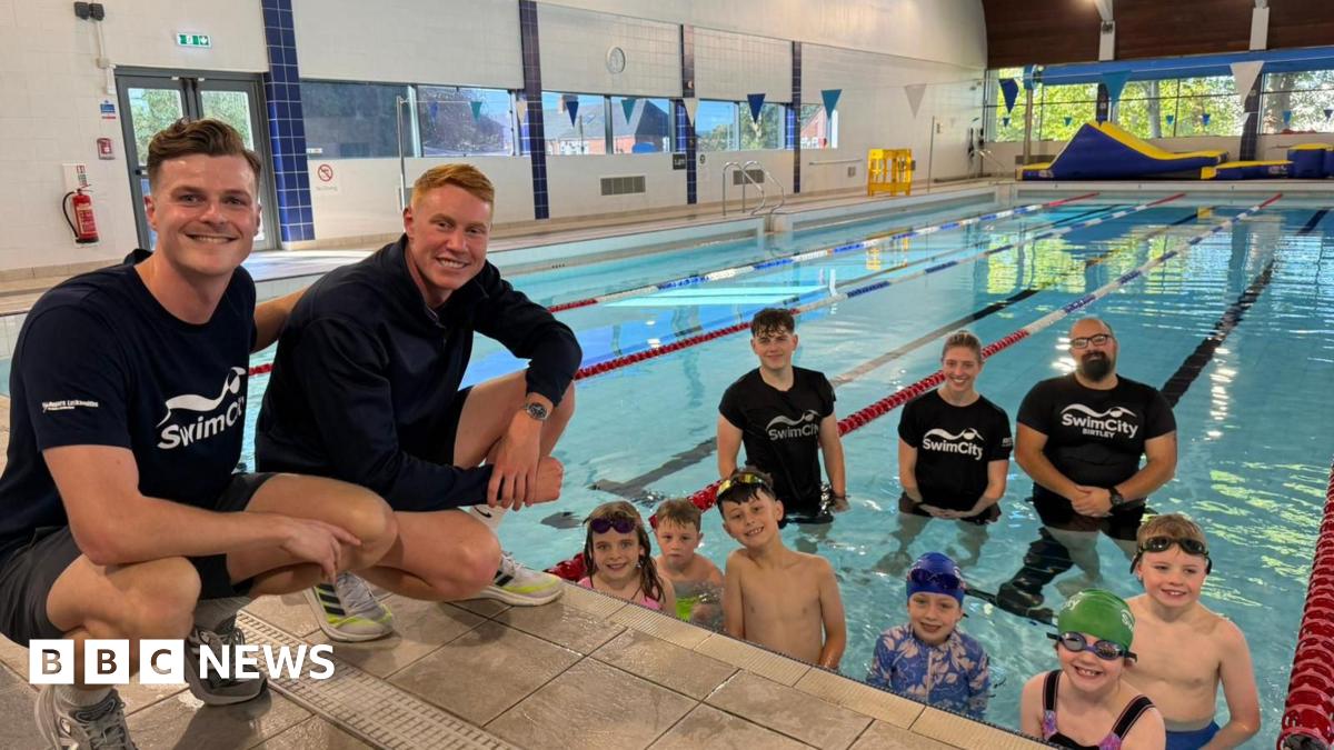 Olympic swimmer Tom Dean launches free lessons at Birtley Pool - BBC News