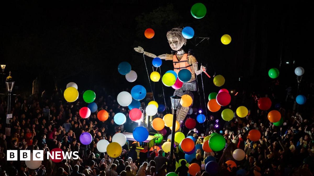 Norfolk and Norwich Festival opens with giant walking puppet - BBC News