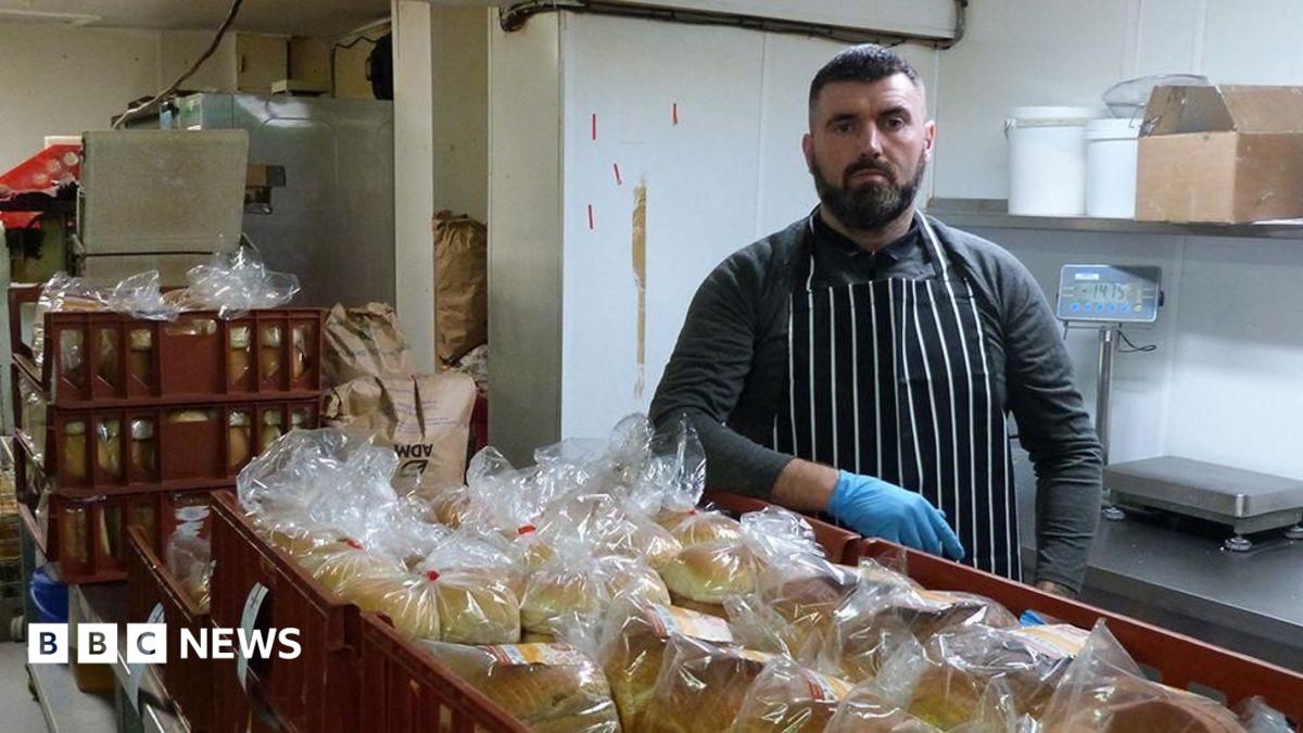 Caernarfon's Carlton bakery closes after 100 years - BBC News