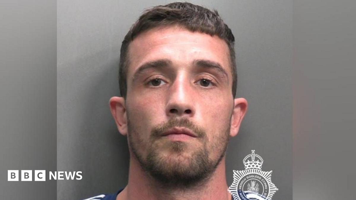 UK riots: ‘Bigot’ jailed for Facebook racial hatred posts - BBC News