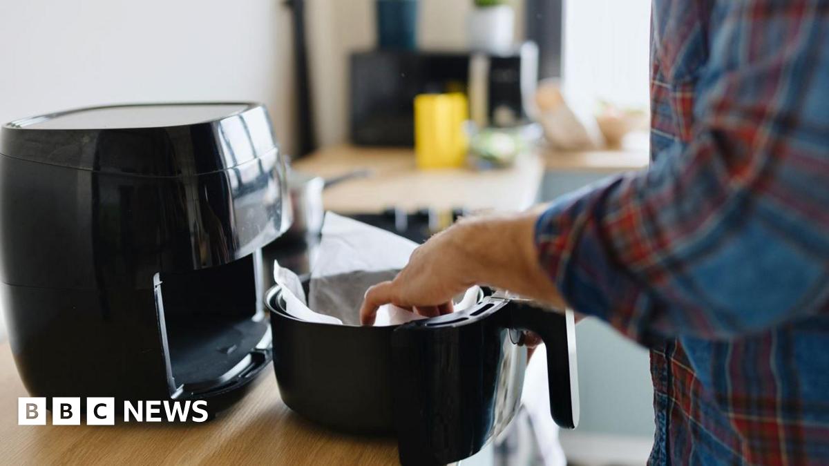 Free air fryers for 6,000 pensioners in North Lincolnshire - BBC News