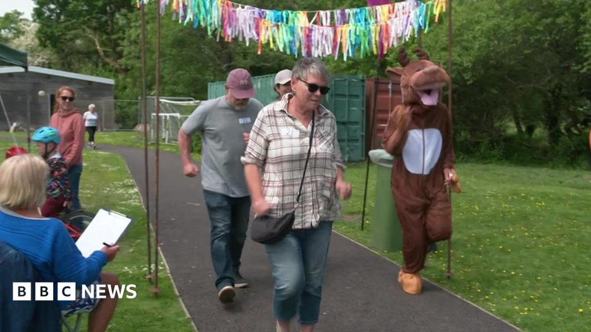 Villagers run, skate and cycle 170 miles to save Cornwall pub - BBC News