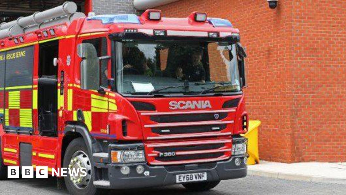 Addlestone: Firefighters tackle 'serious' blaze at block of flats - BBC ...
