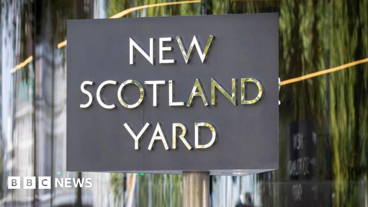 Met PC Ruby Begum dismissed without notice over racist tweets - BBC News