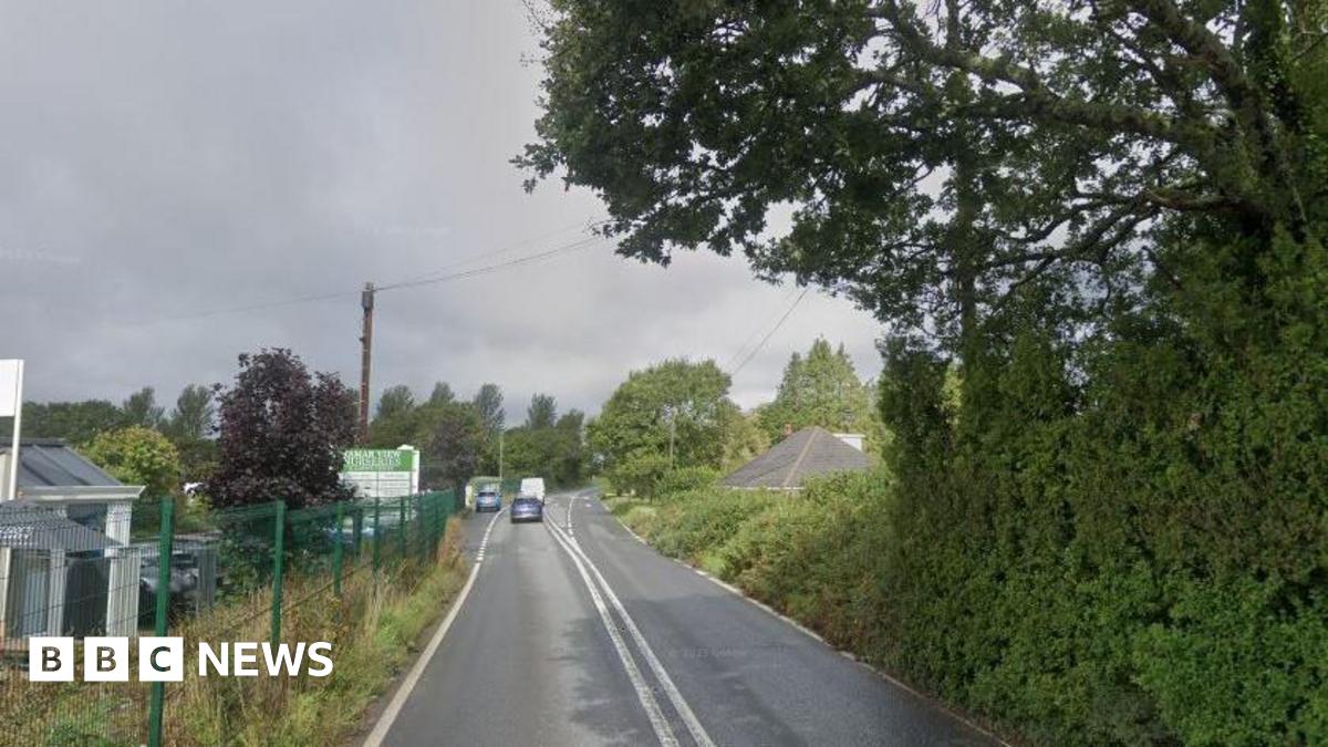 Injuries after multi-vehicle crash on A388 at Saltash - police - BBC News