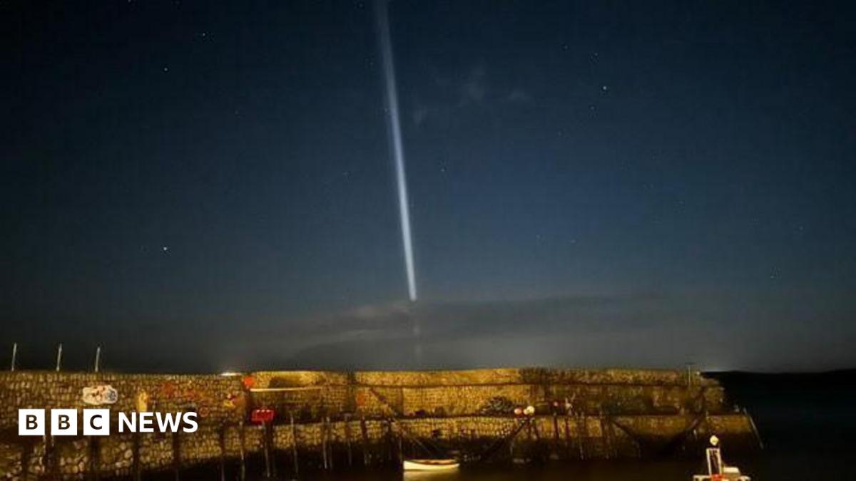 Strange pillar of light linked to Chinese rocket test flight - BBC News