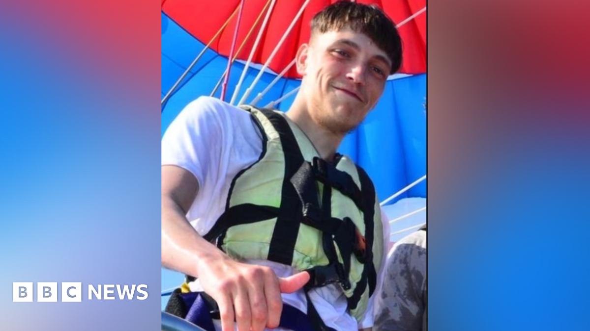 Rhydyfelin: Two murder arrests after man dies and two injured - BBC News