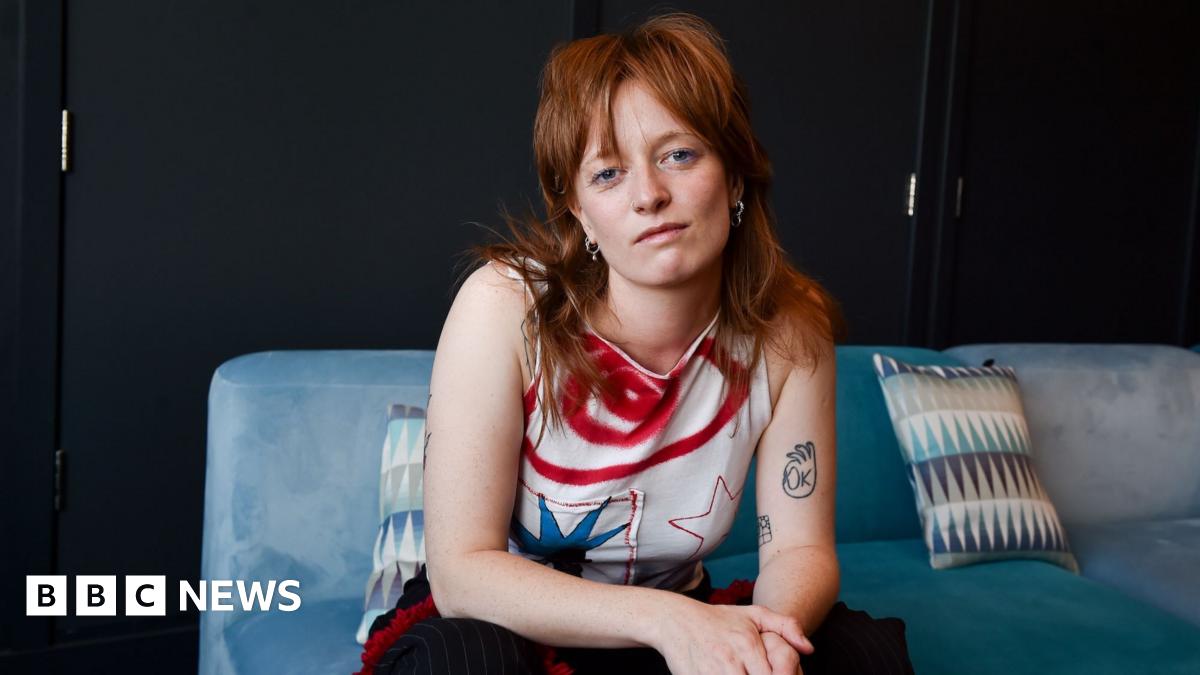 Orla Gartland: US tour will leave me out of pocket - BBC News