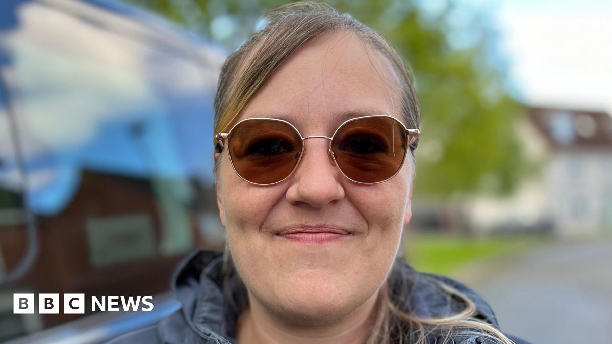 Lincoln taxi drivers' concern over rise of Uber - BBC News