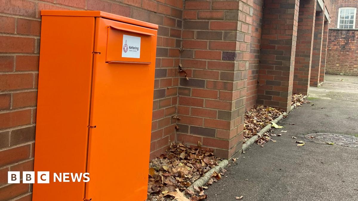 Kettering amnesty knife box installed in town centre - BBC News