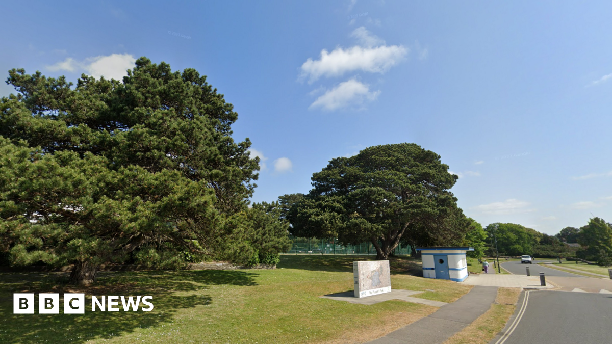 Death of woman in Poole Park treated as 'unexplained' - BBC News