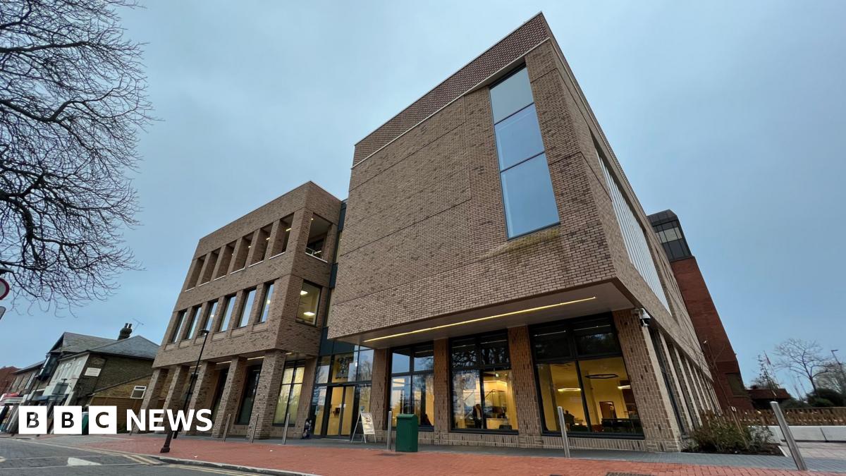 Thurrock threatens to sue councils over its failed investments - BBC News