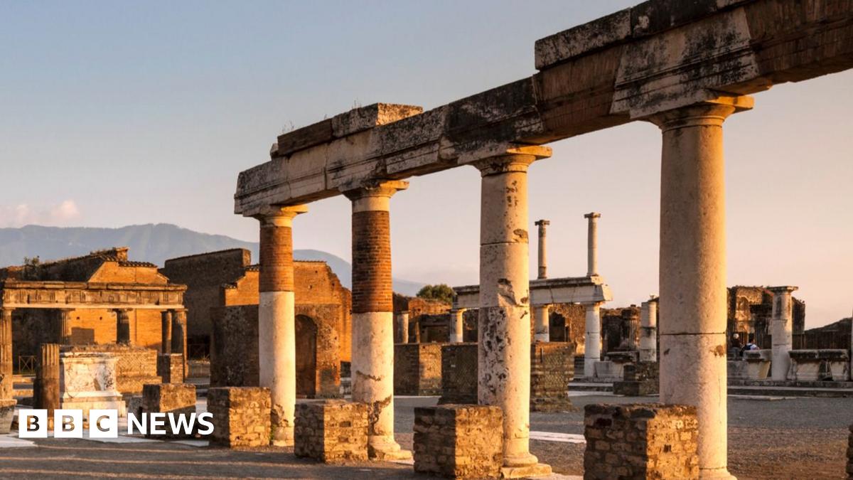 People returned to live in Pompeii's ruins, archaeologists says - BBC News